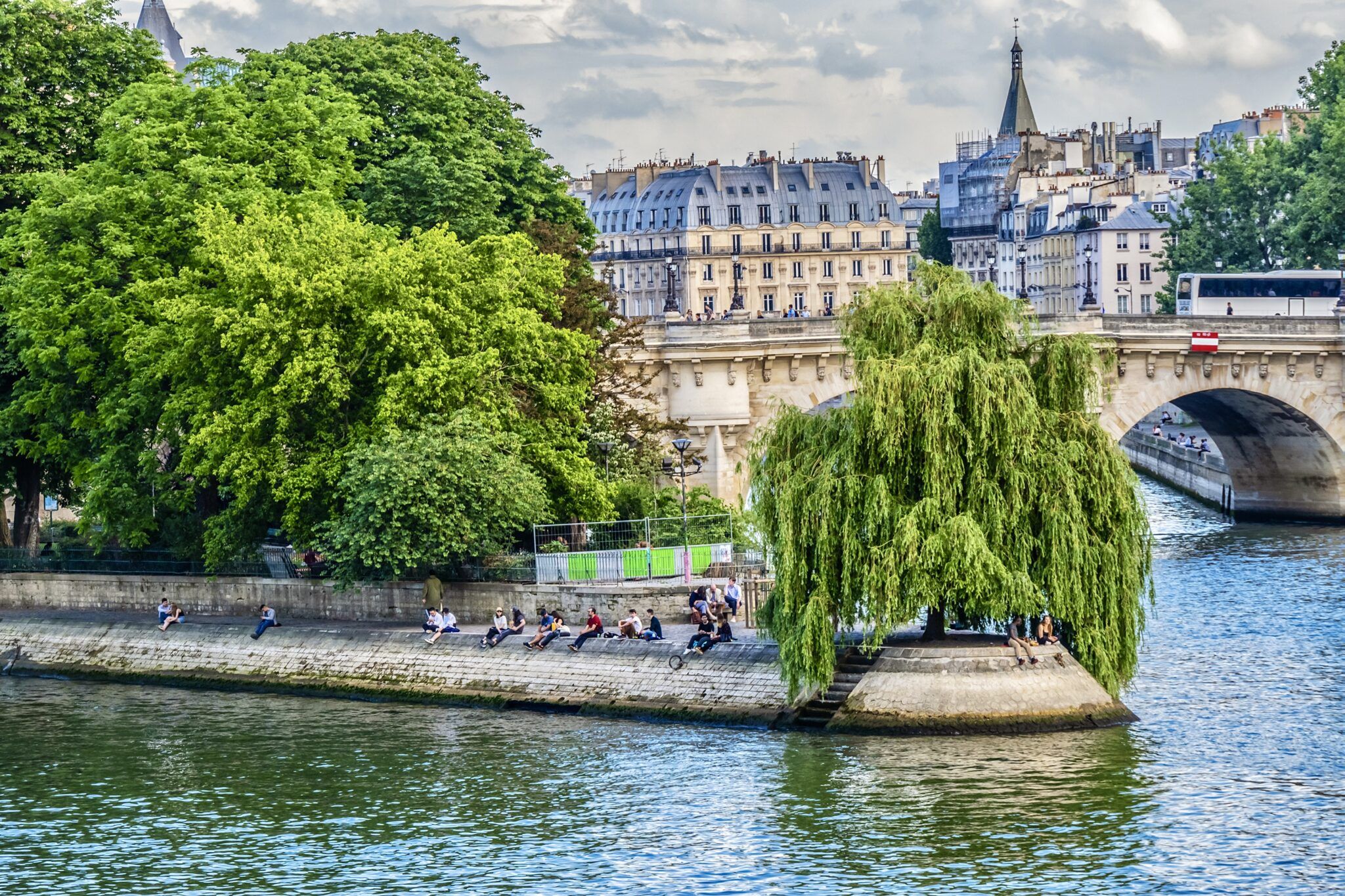 The Ultimate Guide To The Île de la Cité & Île Saint-Louis In Paris ...